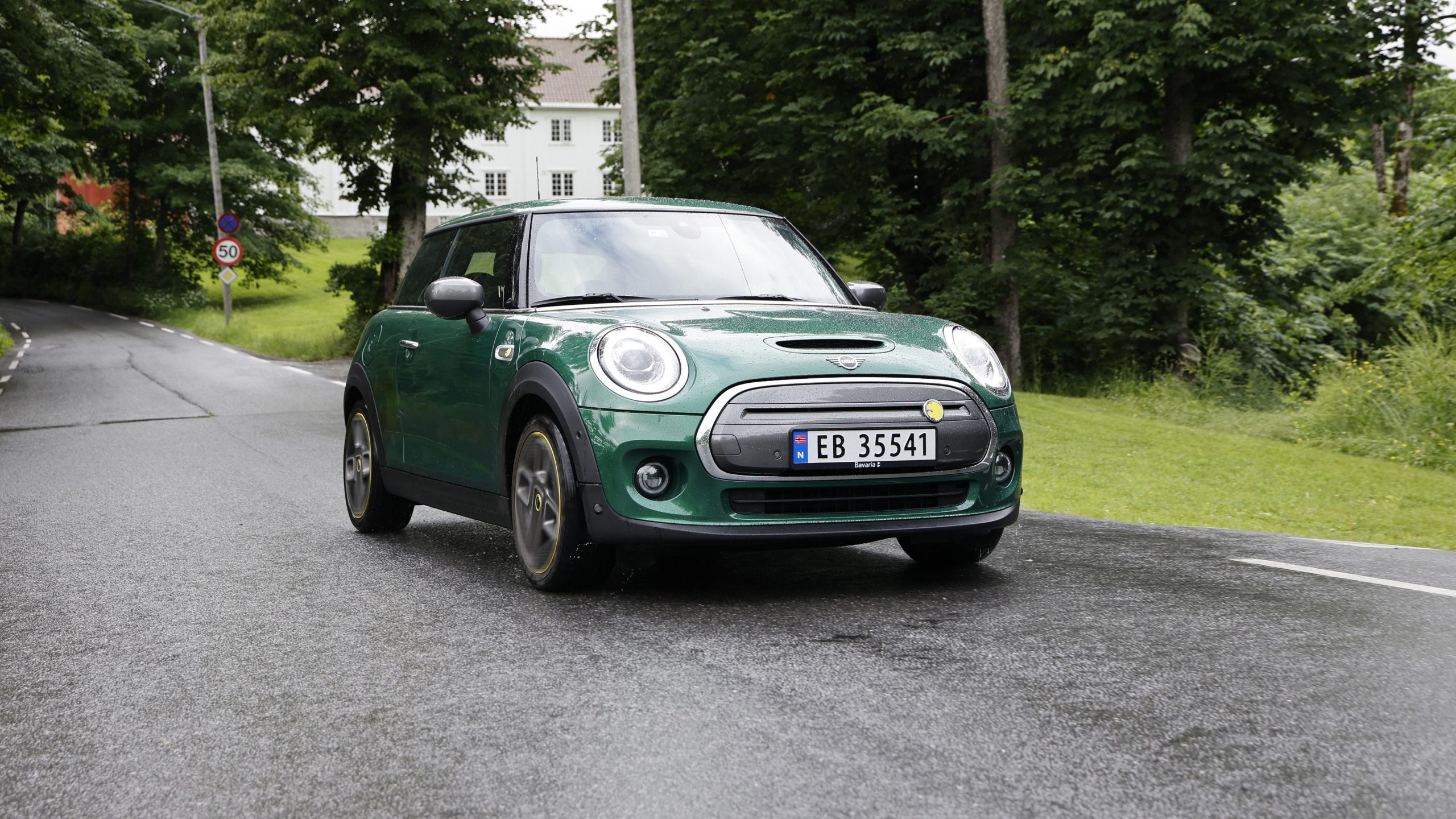 TEST: Mini Cooper SE med Harman Kardon – Gokart-känsla med välljud